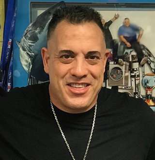 Wayde King Showcasing Wife & Daughters Bond! Bio Reflects Family Goals